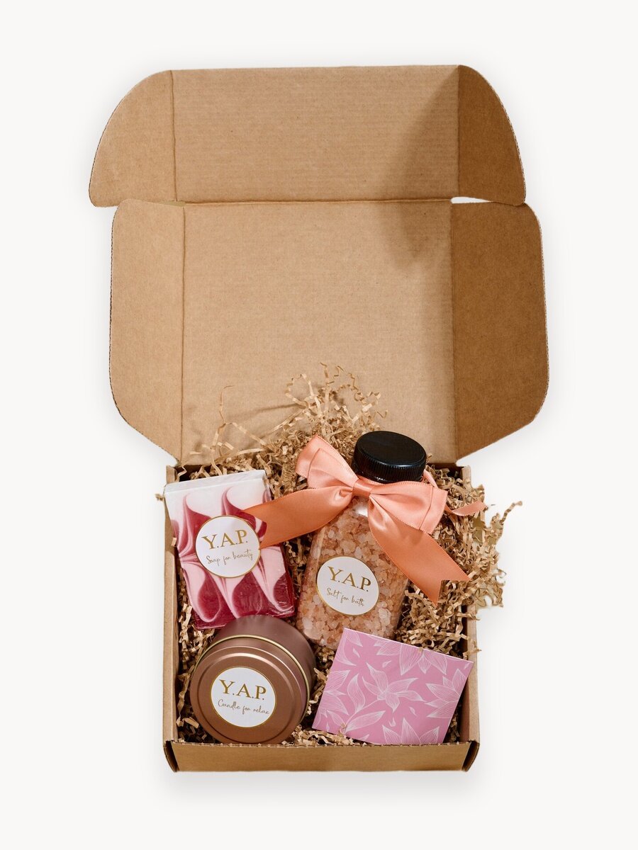 Подарок на 8 марта коллегам, подруге, сестре: свеча ручной работы, гималайская соль, авторское мыло, открытка