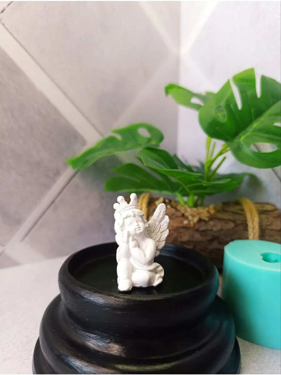 Молд силиконовый "Ангелок с короной №2". Высота готового изделия 4,5 см.