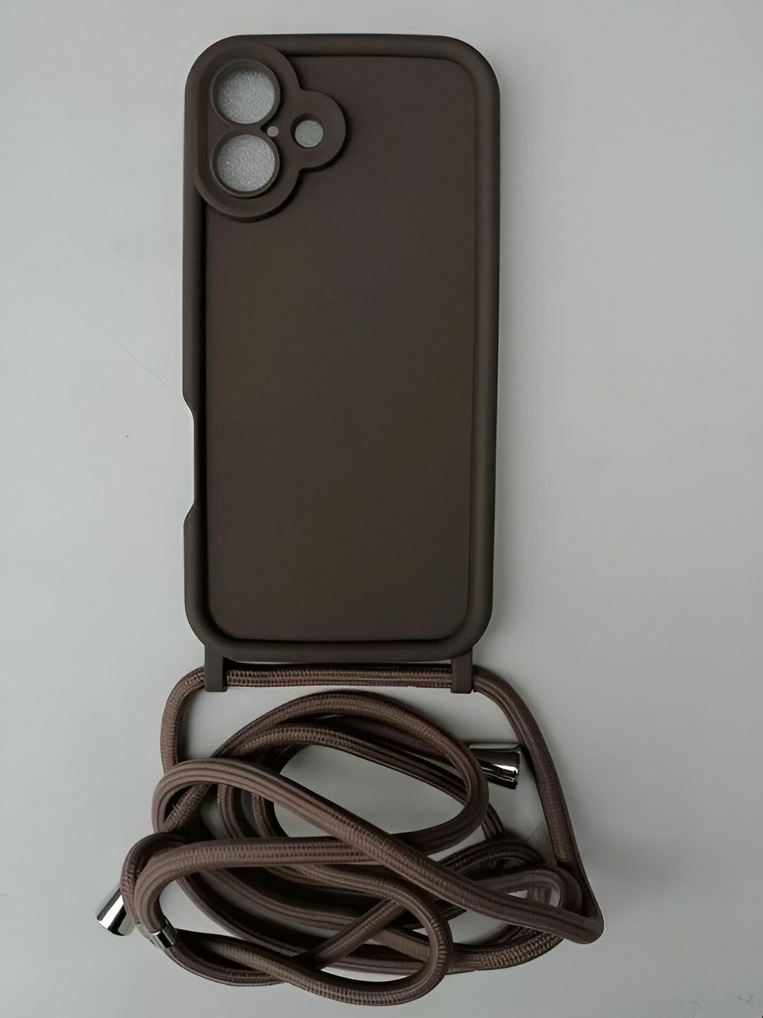 Чехол-накладка для IPhone 16 из толстого высоко-качественного силикона и веревкой-цепочкой на шею.