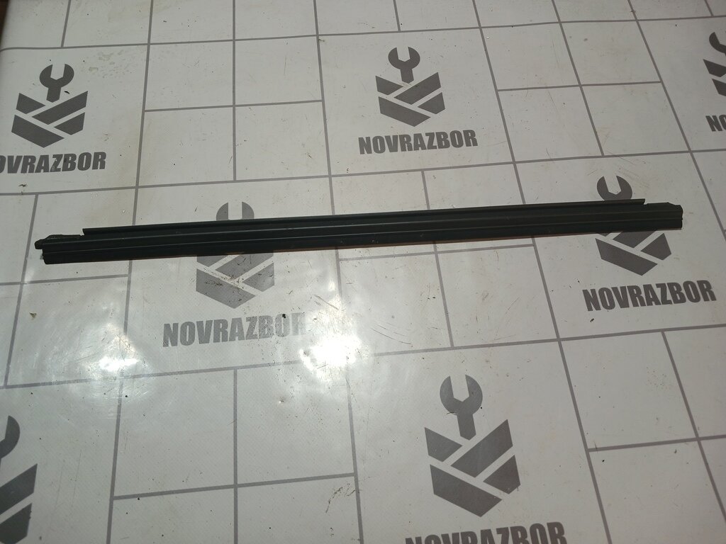 Молдинг стекла Volvo 440 1992-1994