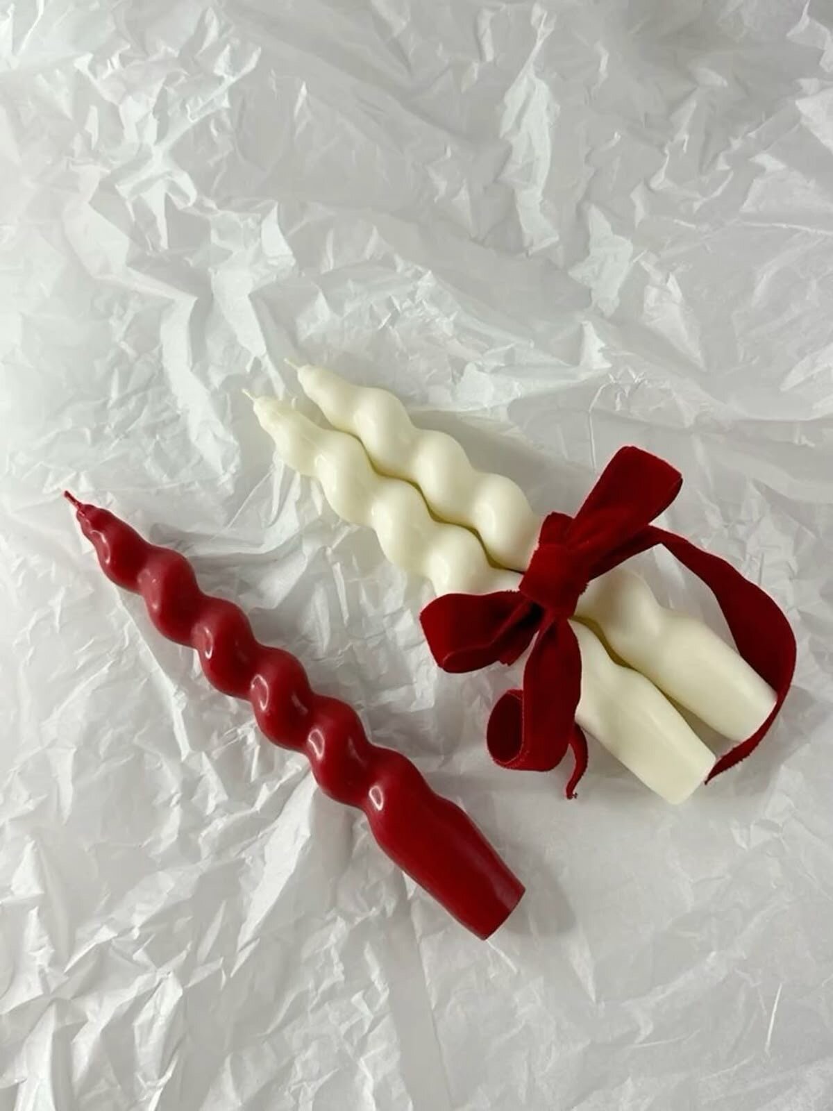 Набор новогодних свечей 3 шт, без аромата, одна красная свеча — идеальный акцент для праздничного стола