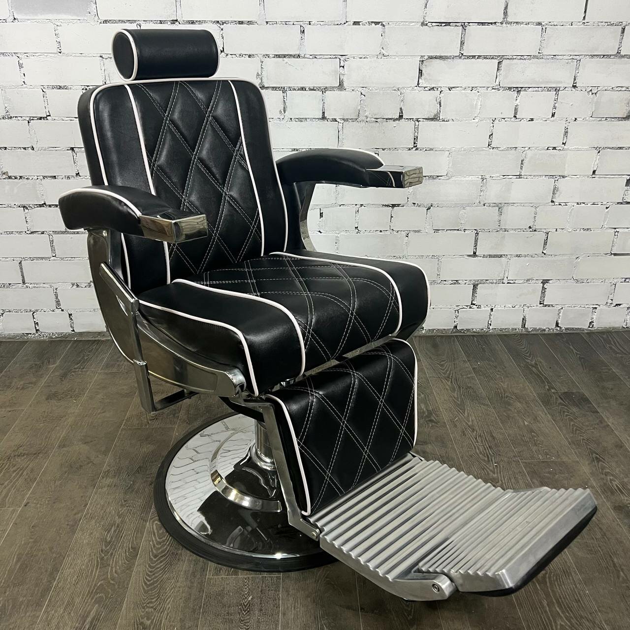 Кресло для барбершопа "Флоки", эргономичная форма, премиальная отделка.