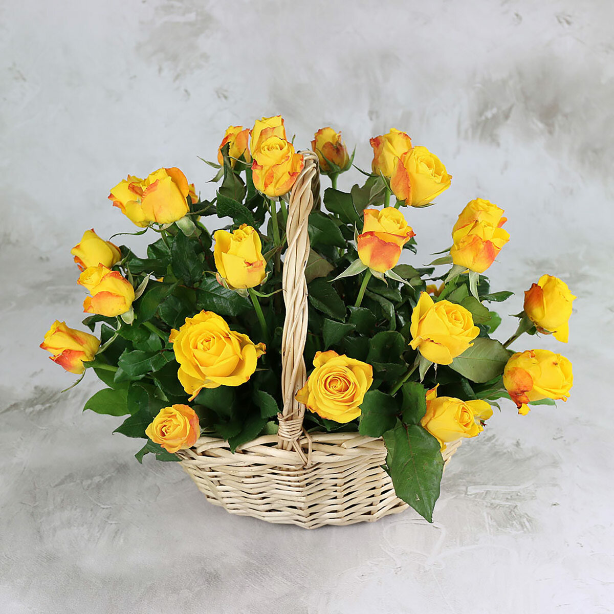 Букет живых цветов из 25 желтых роз 30см. в корзине от Букет Маркет