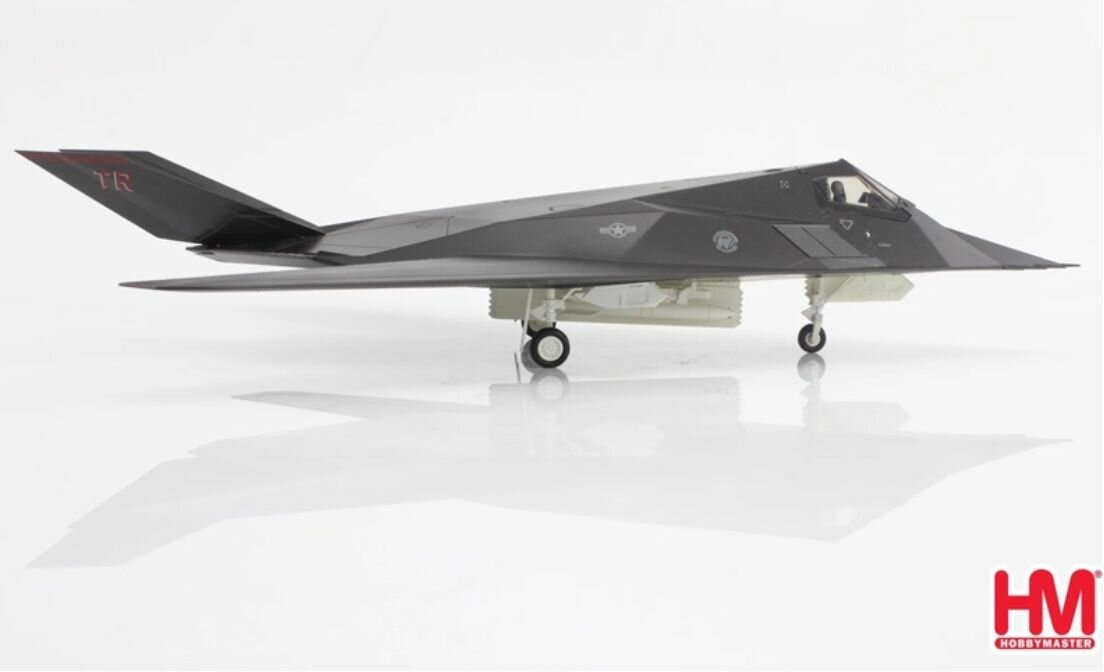 Модель самолета 1:72 F-117 Nighthawk, литьевой металл, HM Collector, с ядерными бомбами