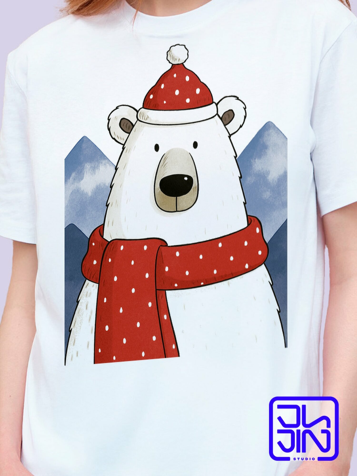 Футболка классическая женская с авторским принтом Веселый белый медведь в красной шапке и шарфе с горами на фоне зимы, белый хлопковый трикотаж с прикольным рисунком на груди