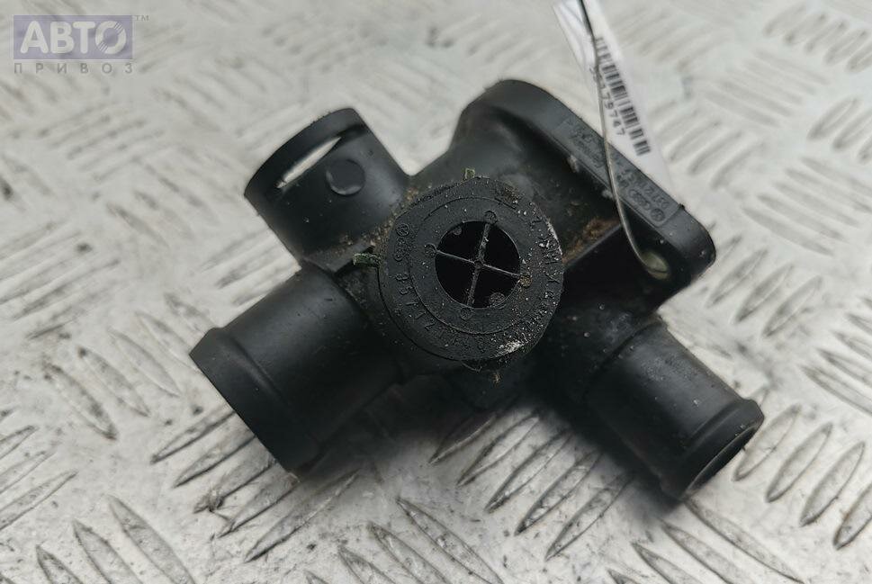 Фланец (тройник) системы охлаждения Volkswagen Passat B4