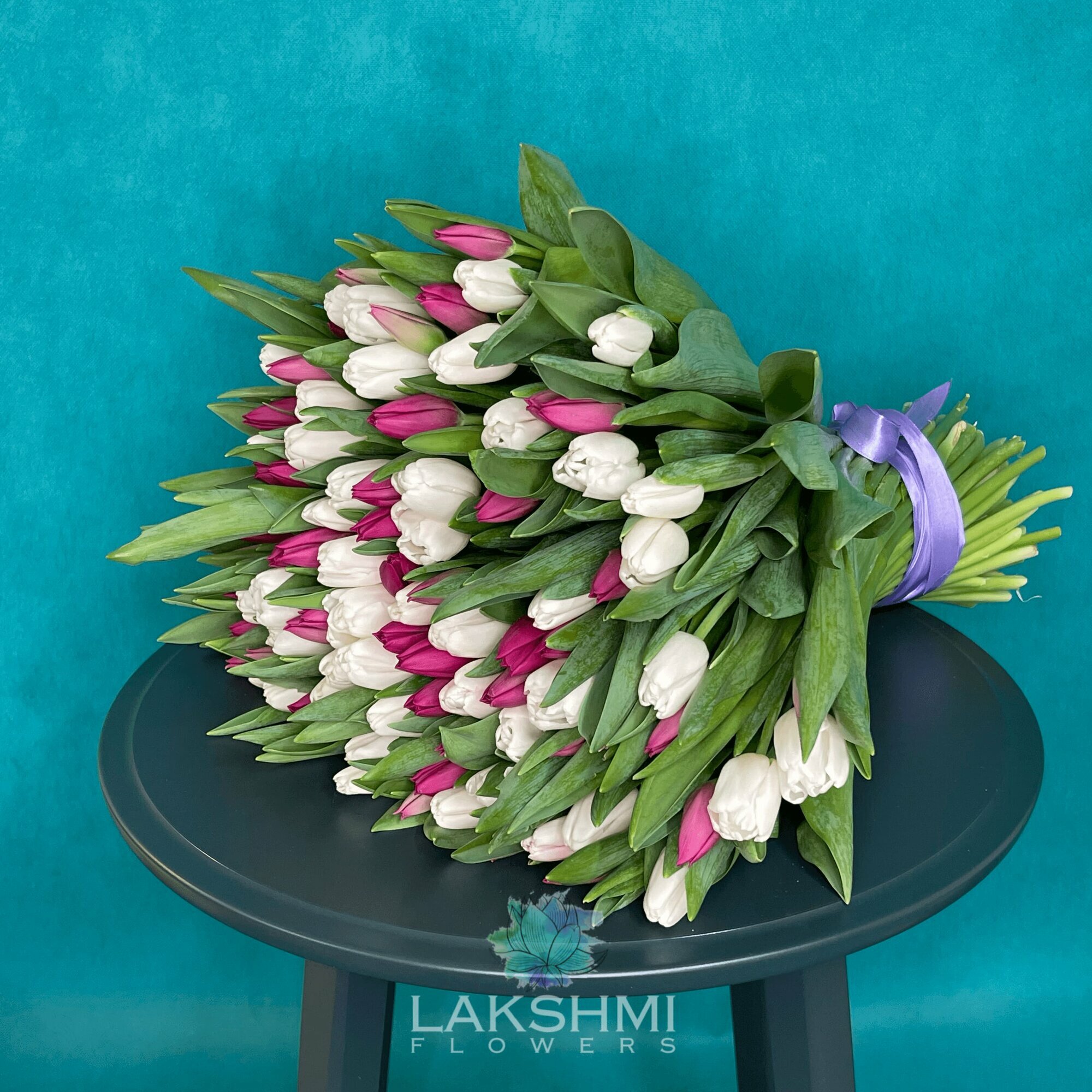 101 тюльпан микс / Букет из 101 белого и фиолетового тюльпана под ленту