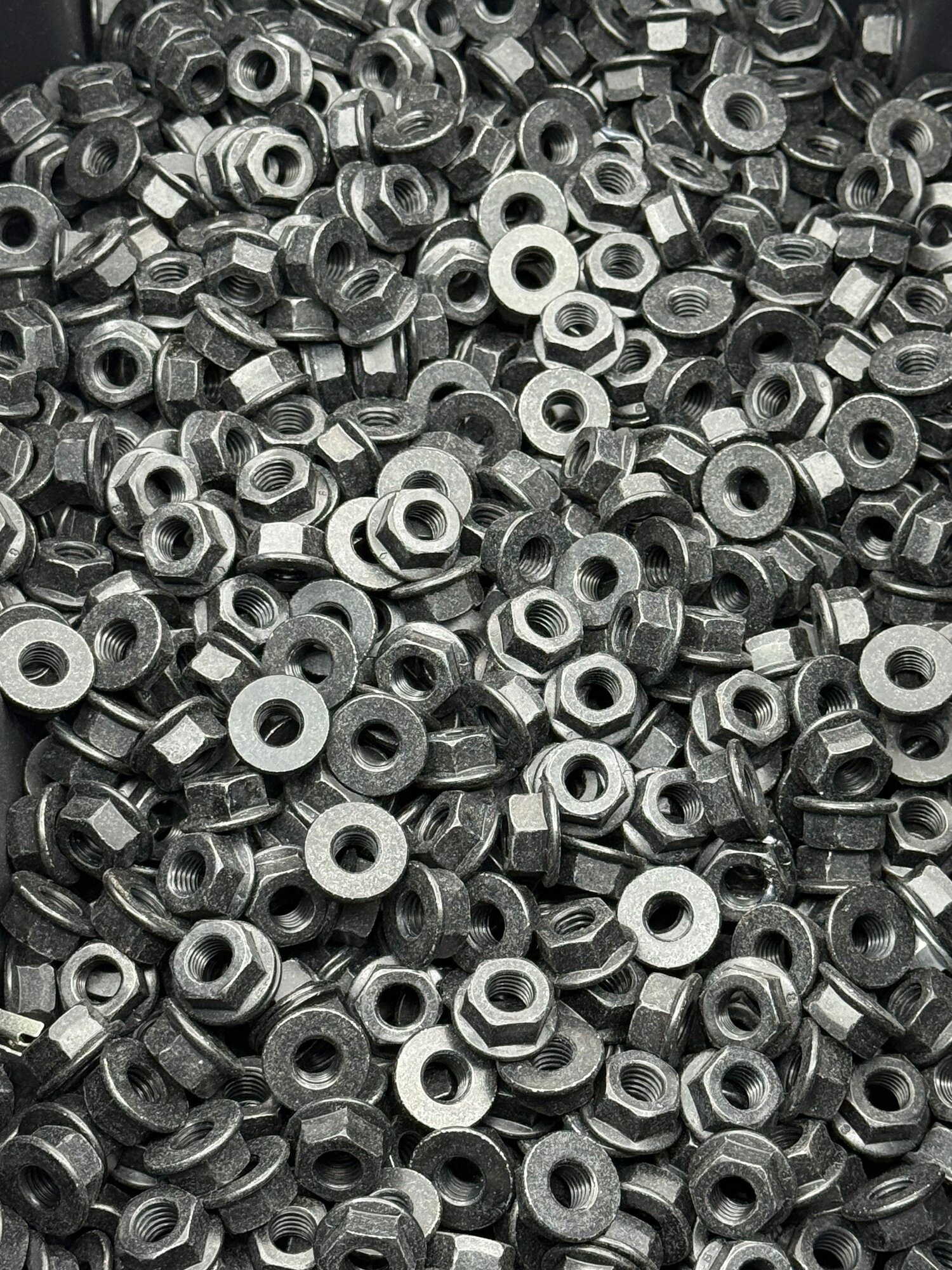 Гайка М8х1,25 VAG (25 шт) самоконтрящаяся шестигранная черная автомобильная (самостопор.) N02300311