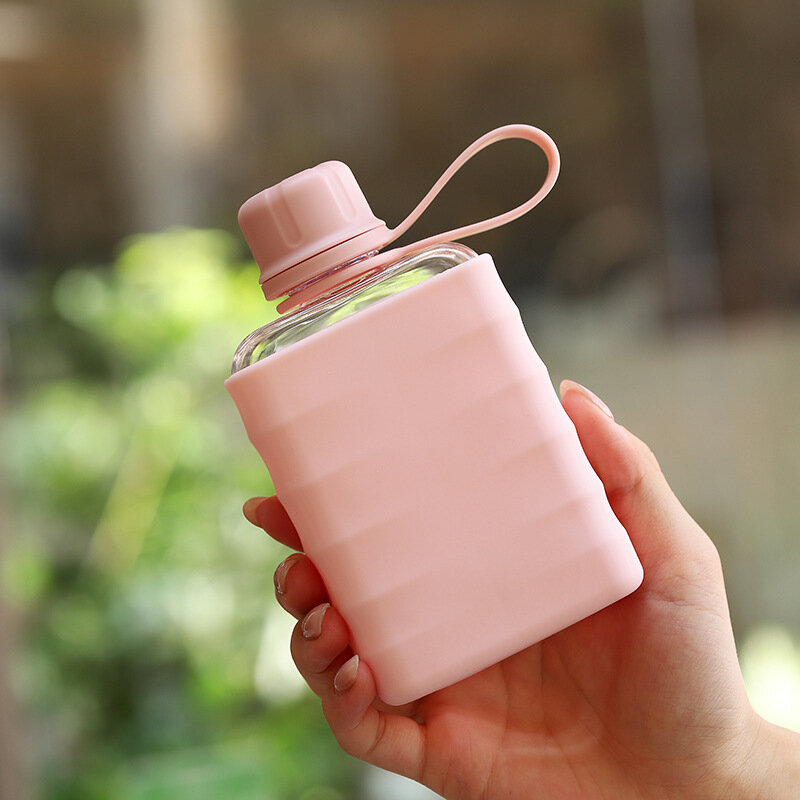 Новая бутылка Tritan Fresh Style с ручкой, плоская бутылка, силиконовая крышка, пластиковый стакан, высококачественная портативная бутылка для воды для студентов