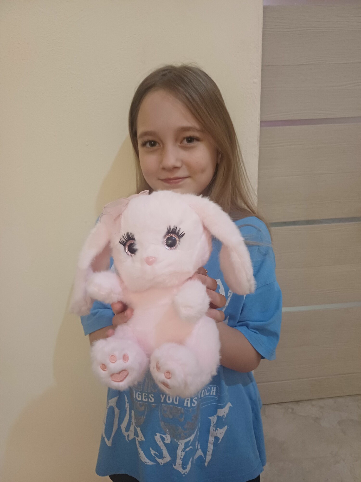Игрушкая мягкая зайка с ресничками розового цвета, 25 см
