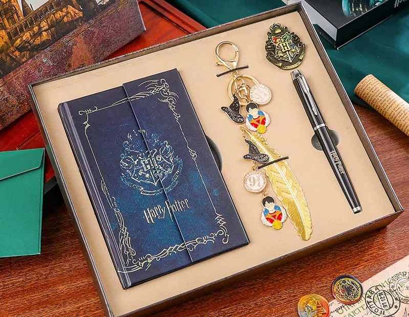 Ноты Хэри Поттера: ежедневник с аксессуарами, подписной ручкой и браслетом. Гарри