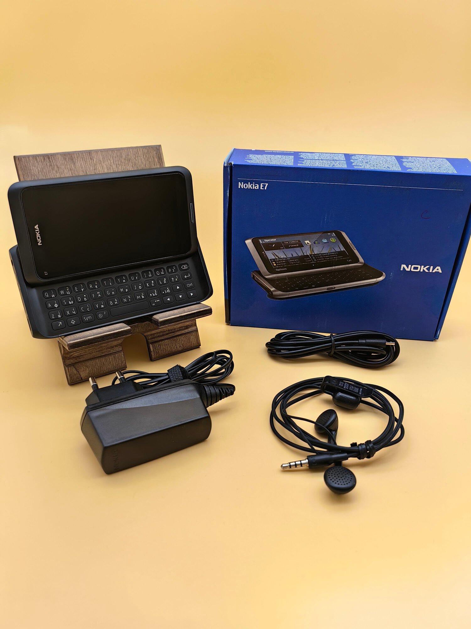 Мобильный кнопочный телефон слайдер с qwerty клавиатурой Nokia E7, Черный