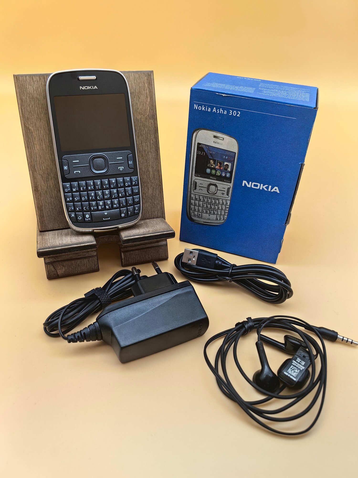 Мобильный кнопочный телефон с qwerty клавиатурой Nokia Asha 302, Серый
