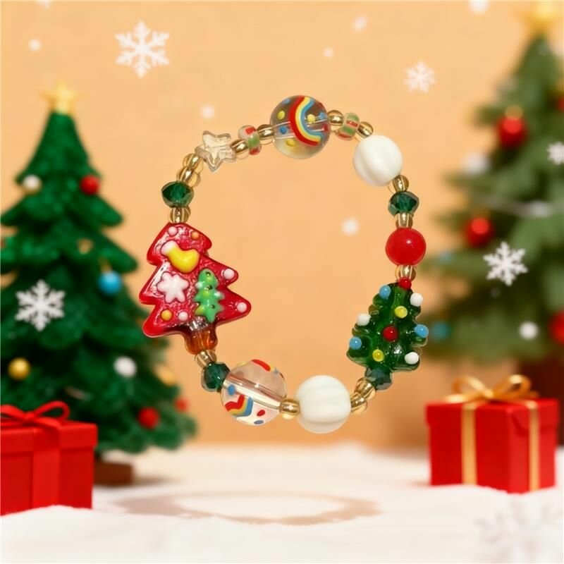 Браслет рождественский, с подвесками в виде пряничных человечков и снежинок. Яркий аксессуар для праздничных образов.