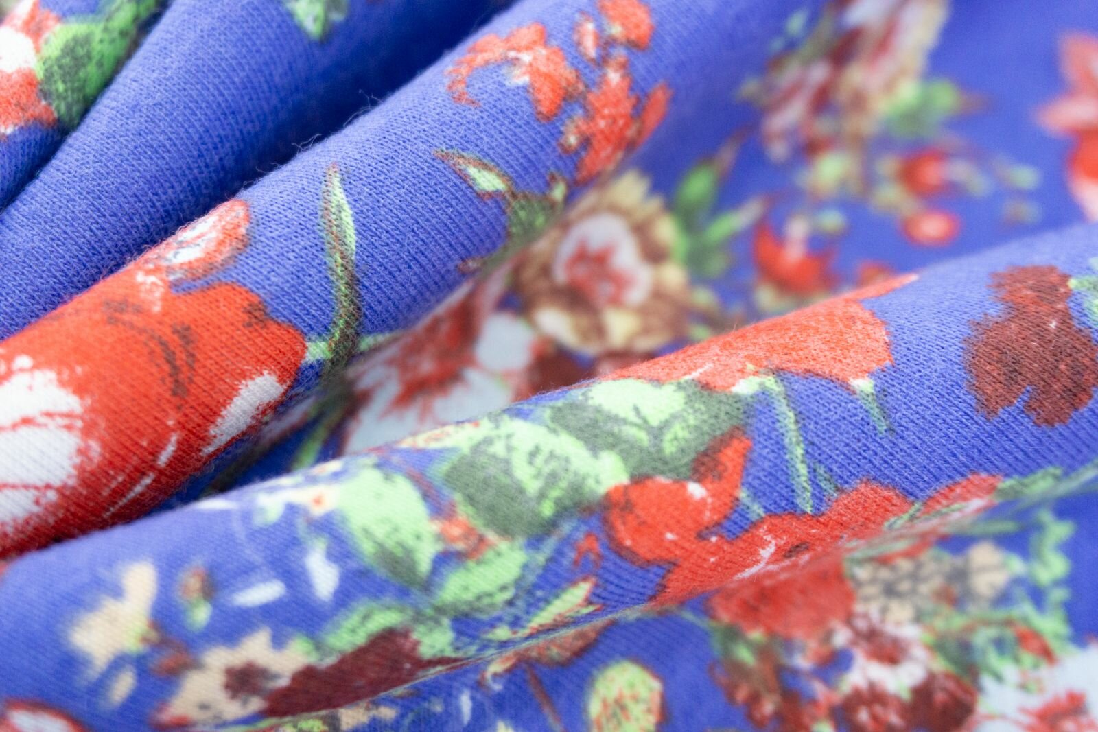 Ткань кулирка набивная с красными розами - 1,15м. Ткань для шитья