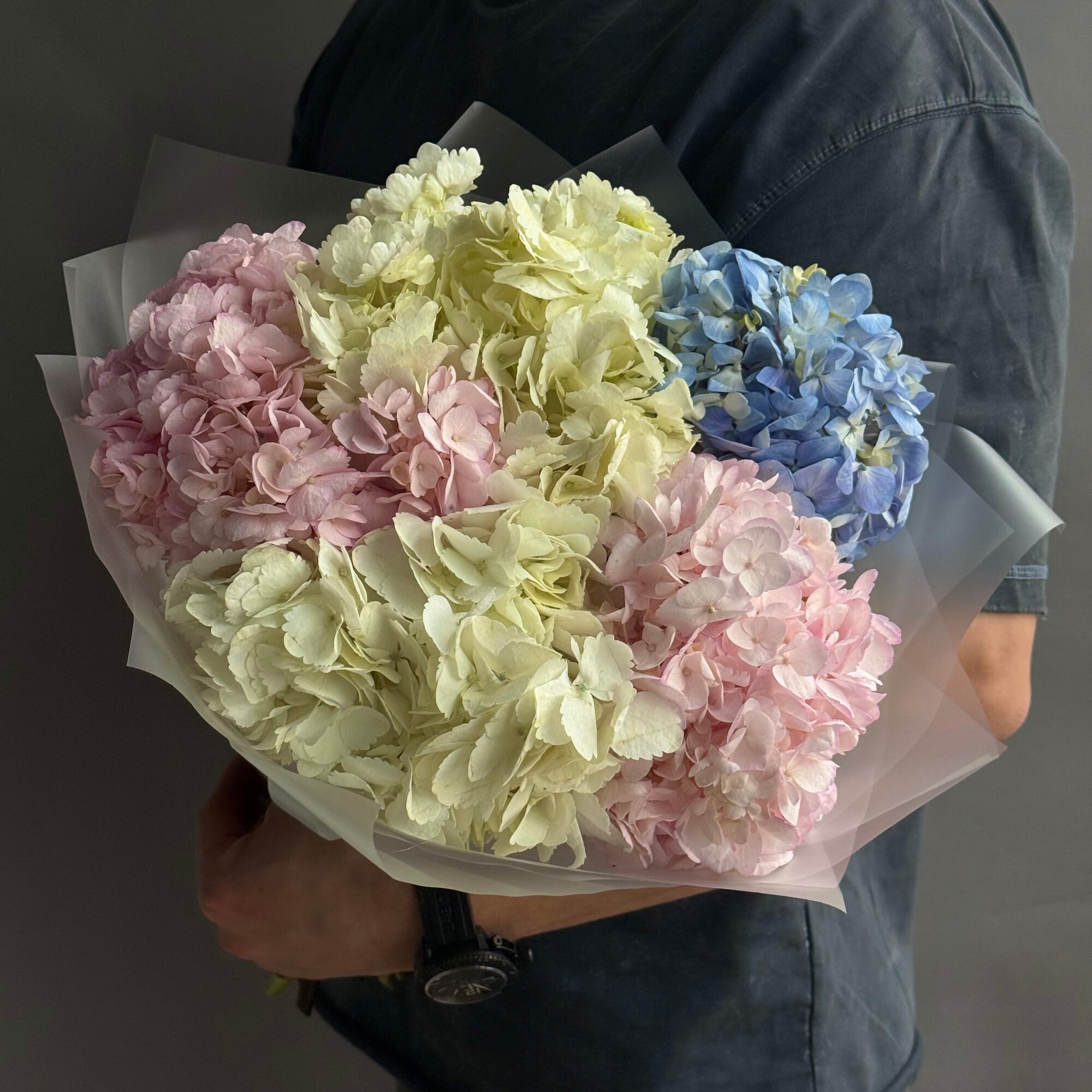 Монобукет La Leli, гортензии, круглый букет, плёнки и оберточная бумага