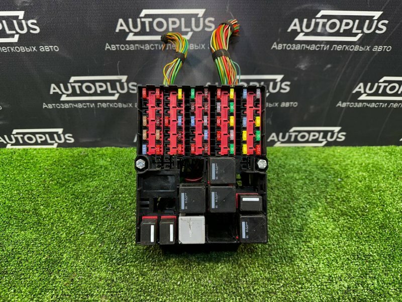 Блок предохранителей подкапотный