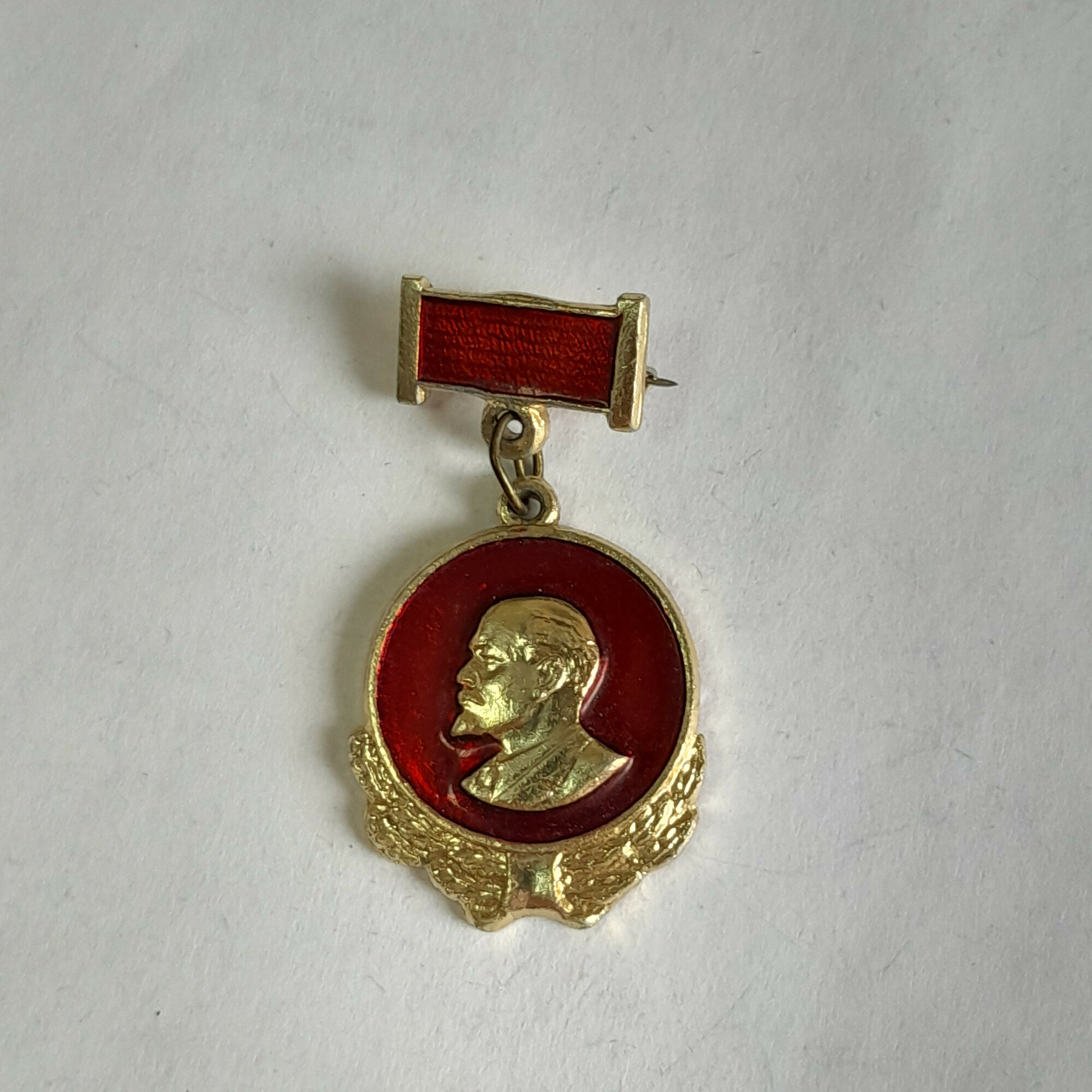 Значок СССР, портрет Ленина окружённый красной эмалью и лавровыми листьями, советский, винтажный