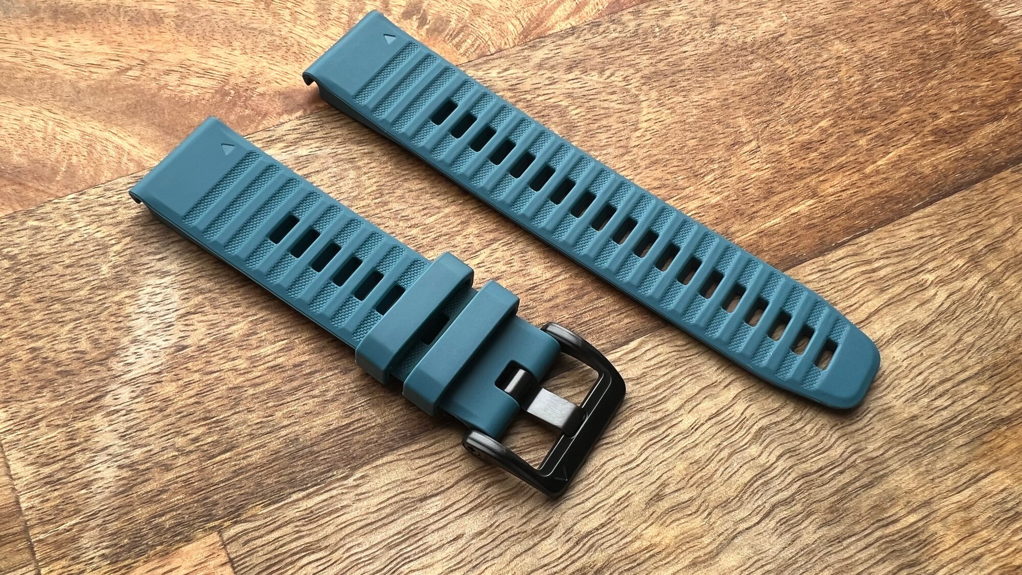 Сменный силиконовый ремешок из гипоаллергенного силикона Garmin QuickFit 26 мм Lakeside Blue темно-синий 010-12864-03