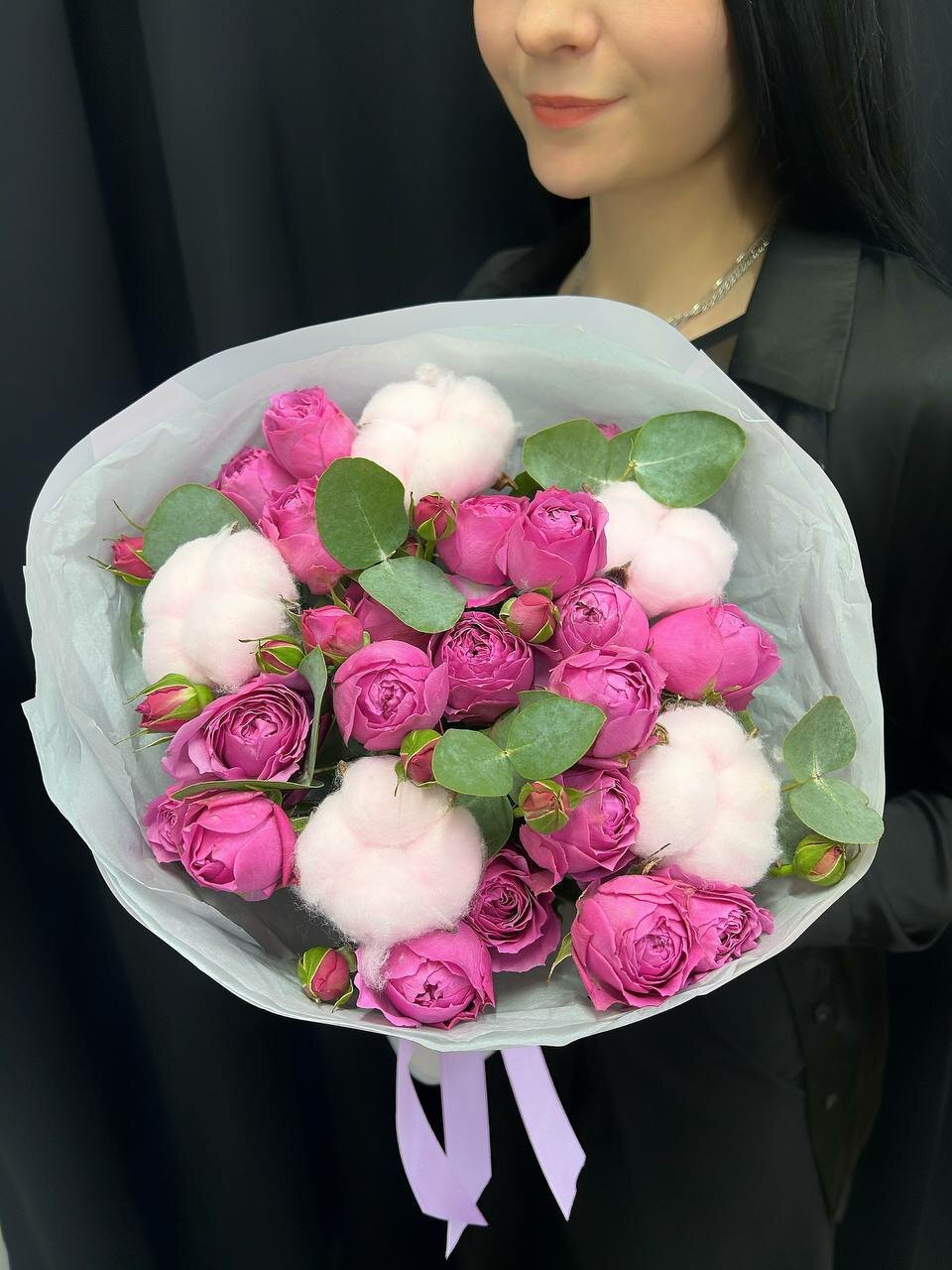 Микс букет из пионовидной розы Мисти Баблс и белого хлопка в круглой упаковке