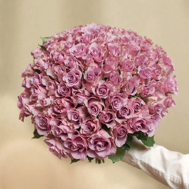 Букет из 101 сиреневая роза с лентой высота 38см от Букет Маркет