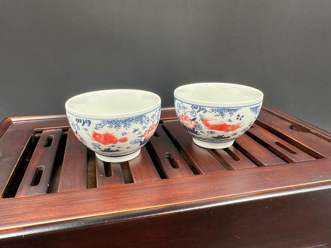 Набор из двух пиал "Рыбы и лотос", в винтажной серо-голубой цветовой гамме, 60мл. Две пиалы для чая в наборе.