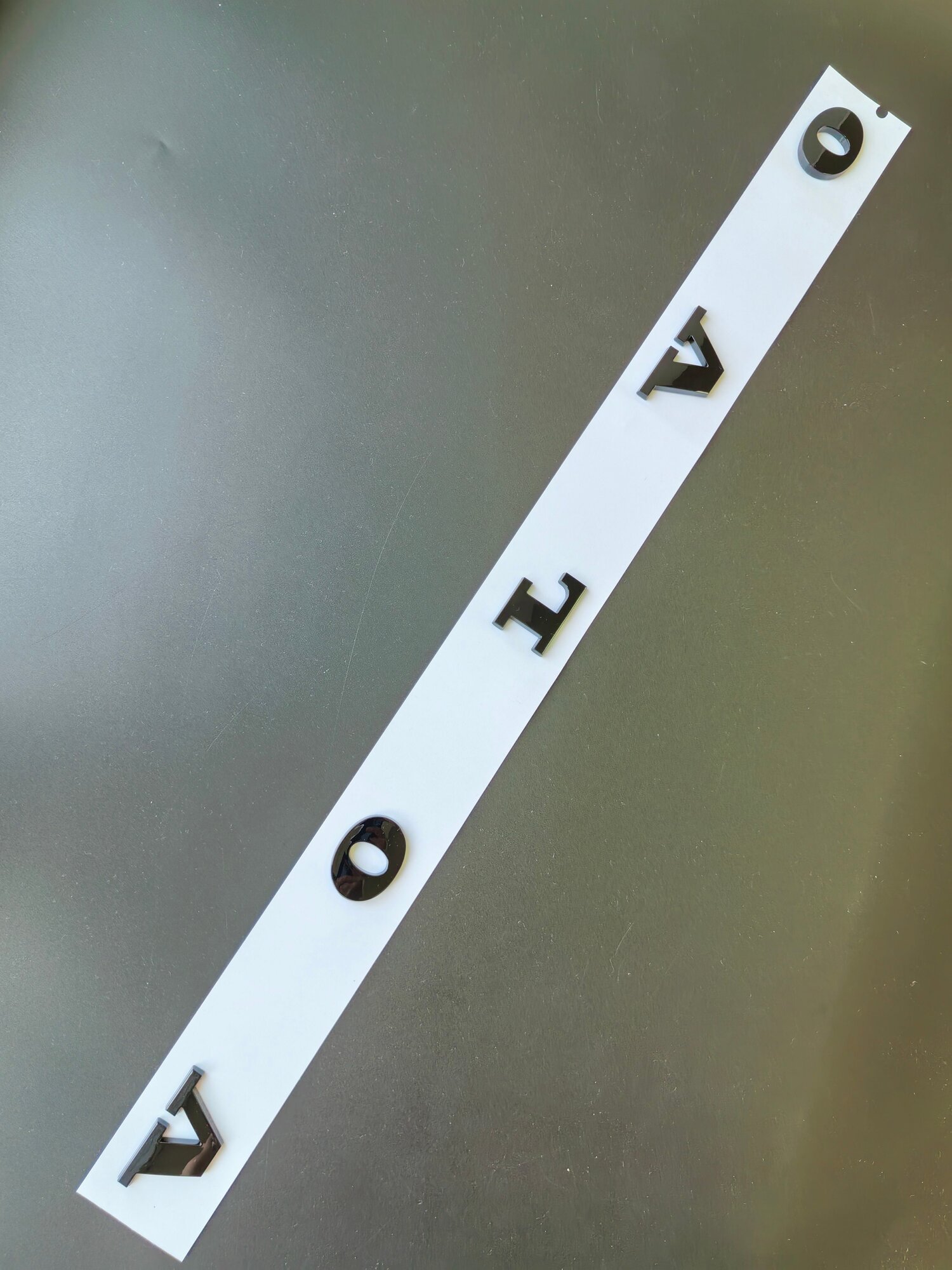 Эмблема Вольво 550мм черный глянец 1шт. Шильдик надпись на багажник Volvo 55см