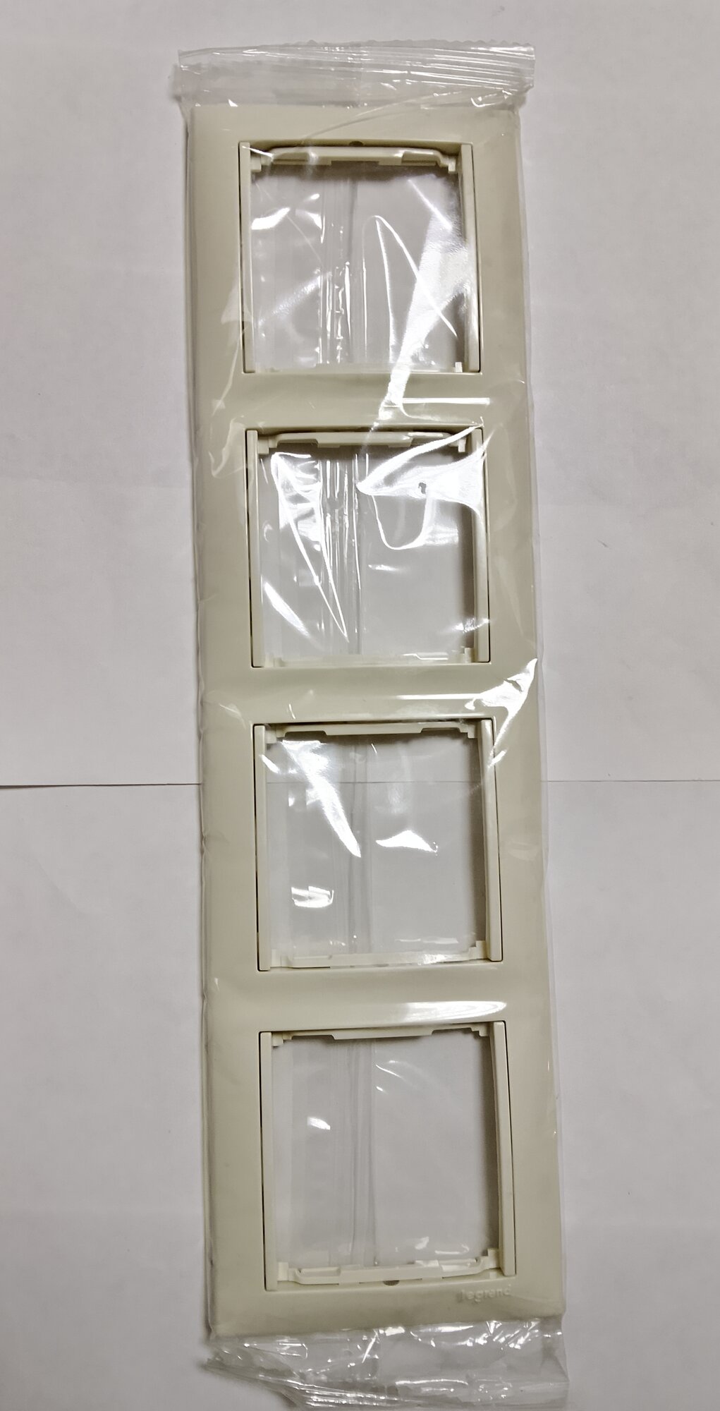 Рамка LEGRAND 4 -ая цвет слоновая кость.