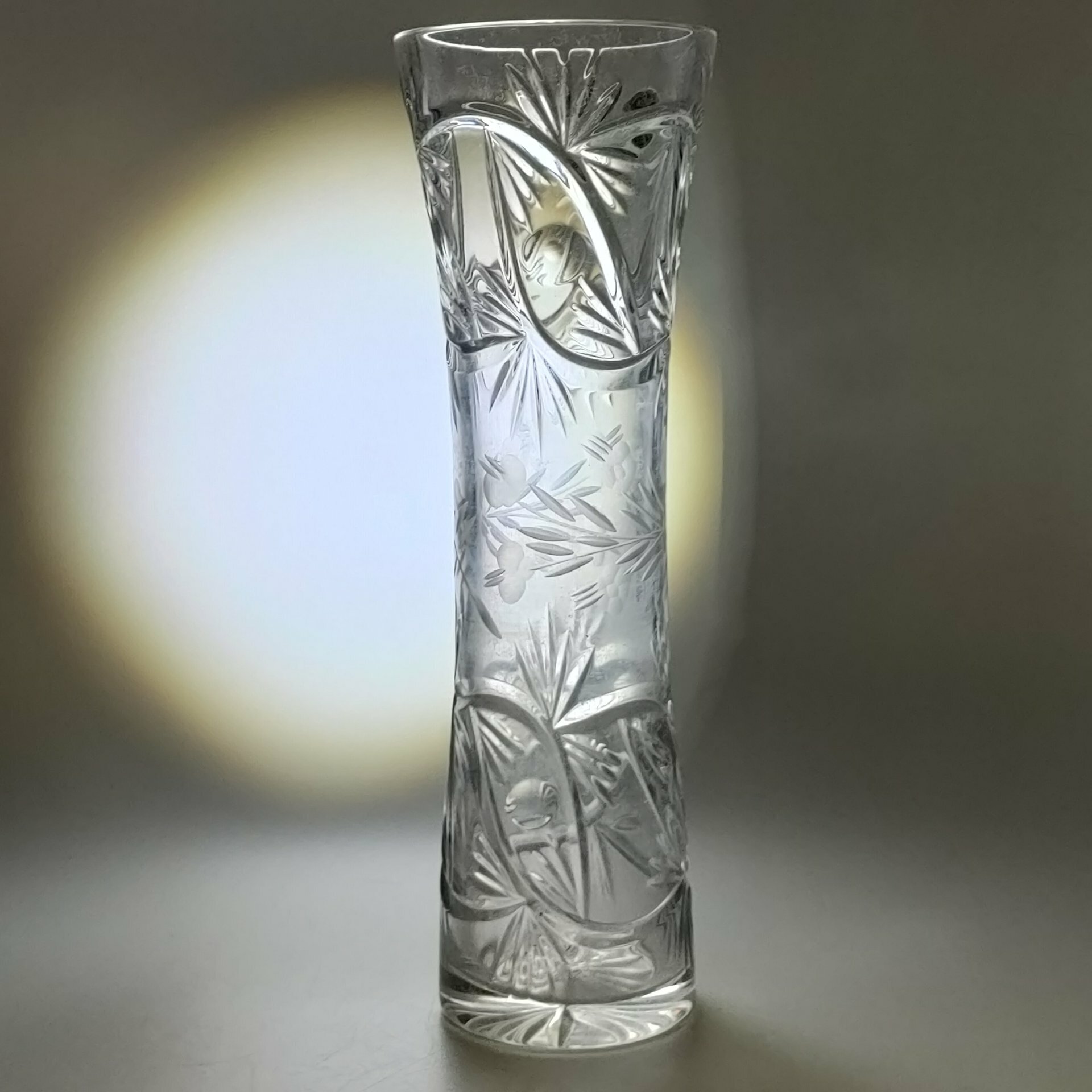 Ваза для цветов с резным растительным декором, стекло, резьба, матирование