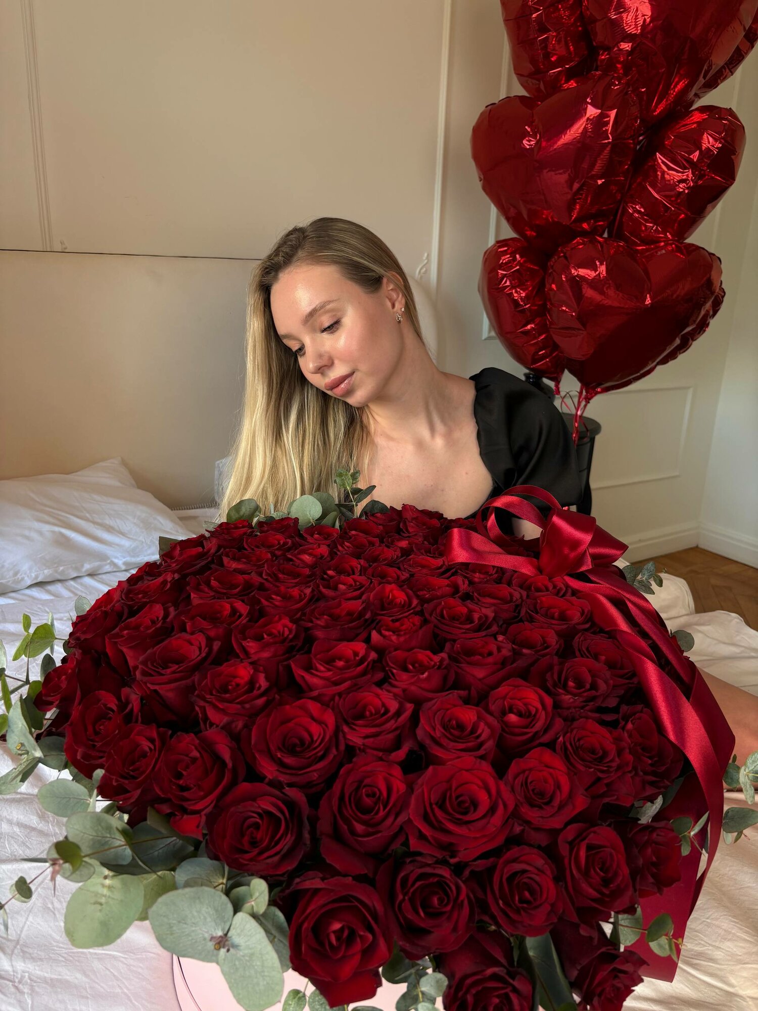 FRESH FLORA Сто Одно Сердце: 101 красная роза в шляпной коробке с эвкалиптом – купить свежие цветы с доставкой в Москве