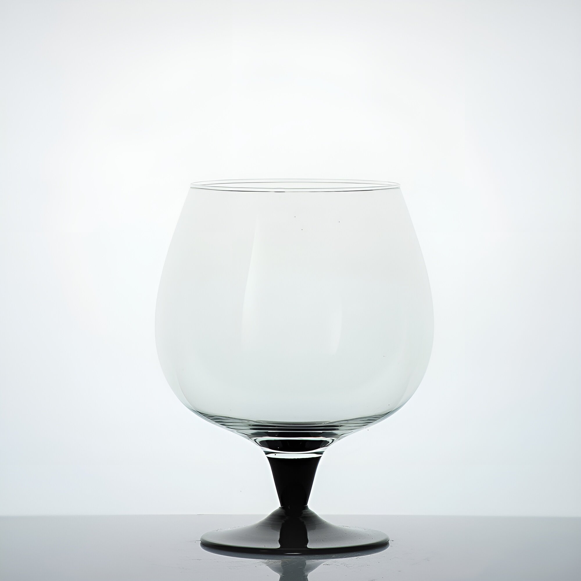 Стеклянная ваза бокал на черной ножке для декора и интерьера, 1 л. высота 17 см диаметр 10 см, Неман 6205/1.0л (13038)