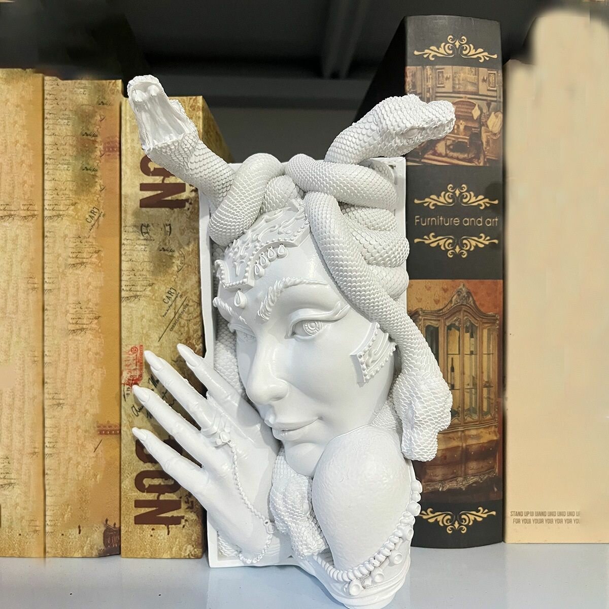 Книжная полка "Медуза", смола, глубина 5 см, вертикальное размещение, в стиле фэнтези
