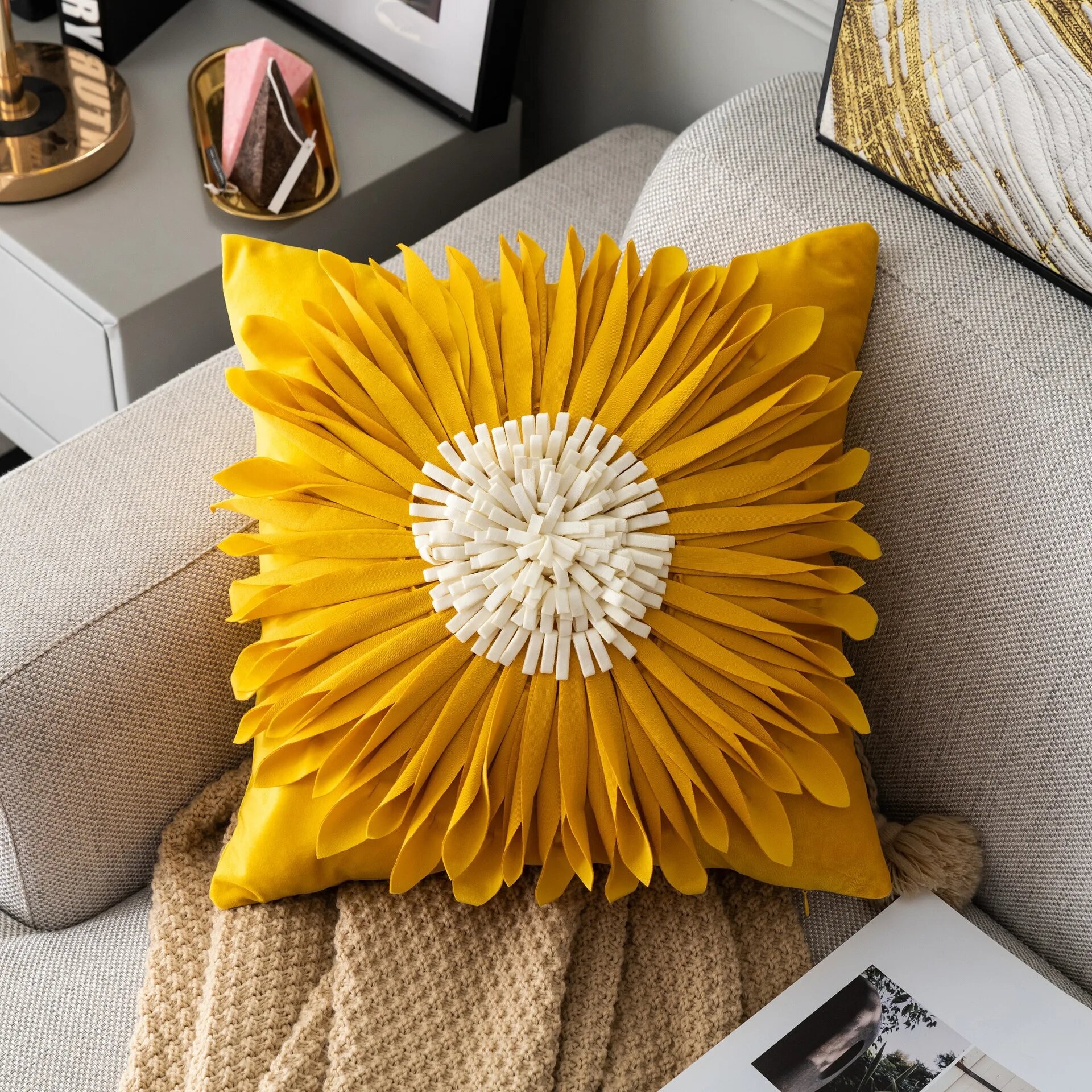 Бархатные декоративные подушки с 3D хризантемой, 1PCS Cushion cover, Желтый