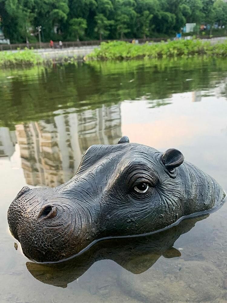 Украшение пруда плавающим бегемотом