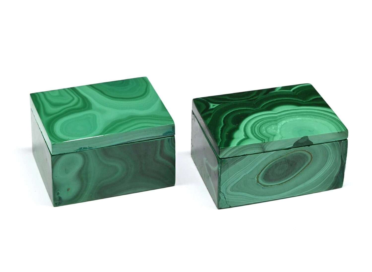 Шкатулка из камня малахит под колечко 35*28*19мм .