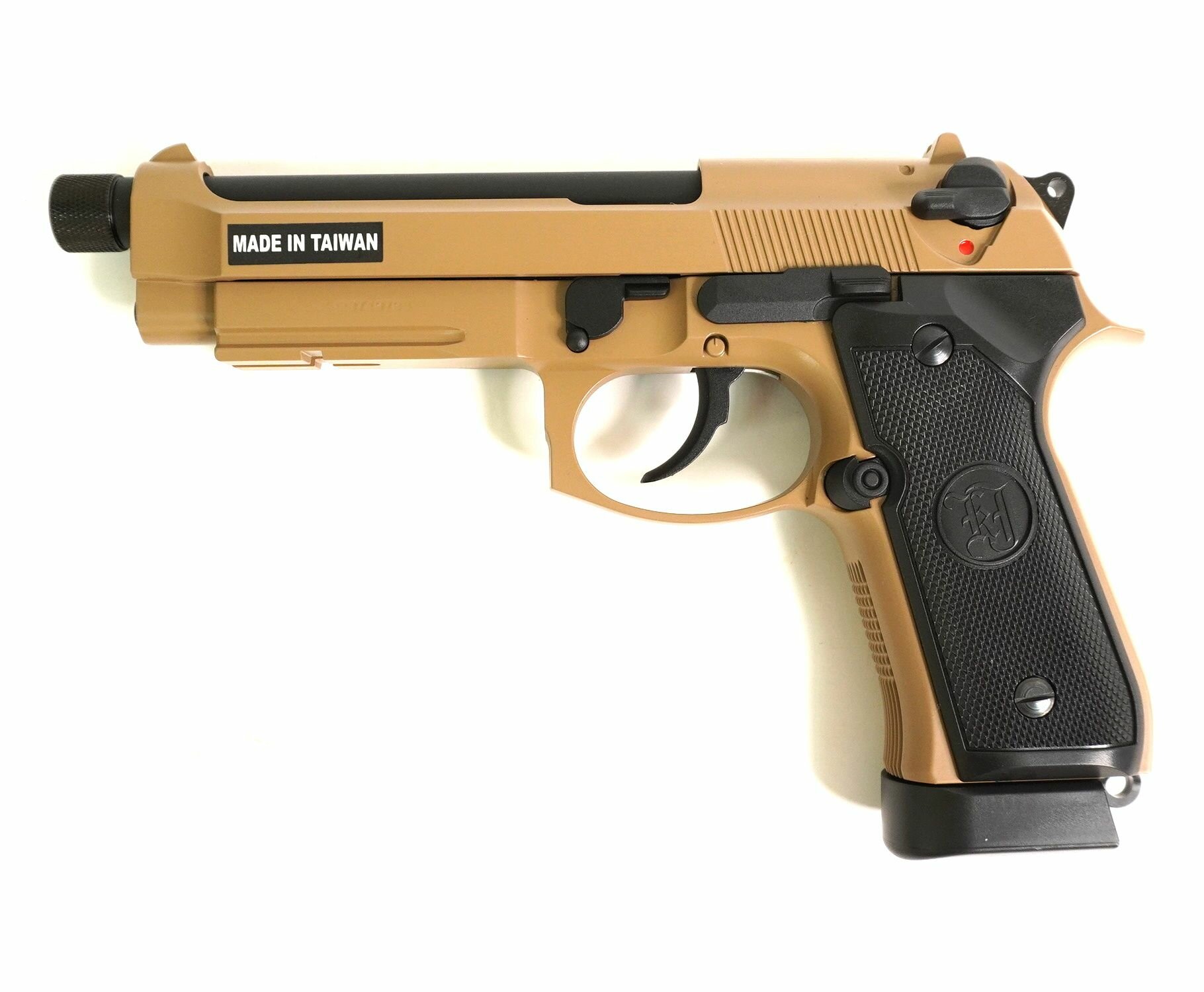 Страйкбольный пистолет KJW Beretta M9A1 TBC CO2 Tan, удлин. ствол