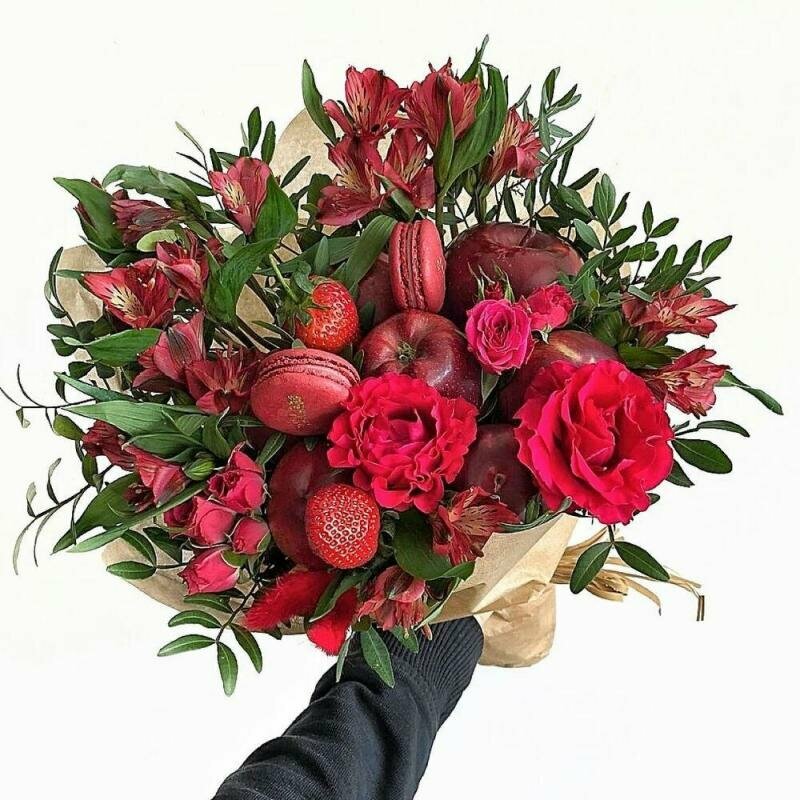 Фруктовый букет с макаронс красный оригинальный с цветами