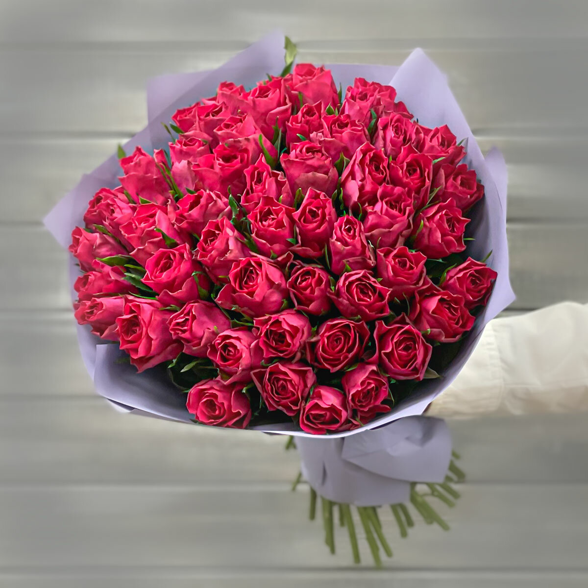 Монобукет Букет Маркет, 65 роз, Кения, высота 40см, малиновые, оберточная бумага