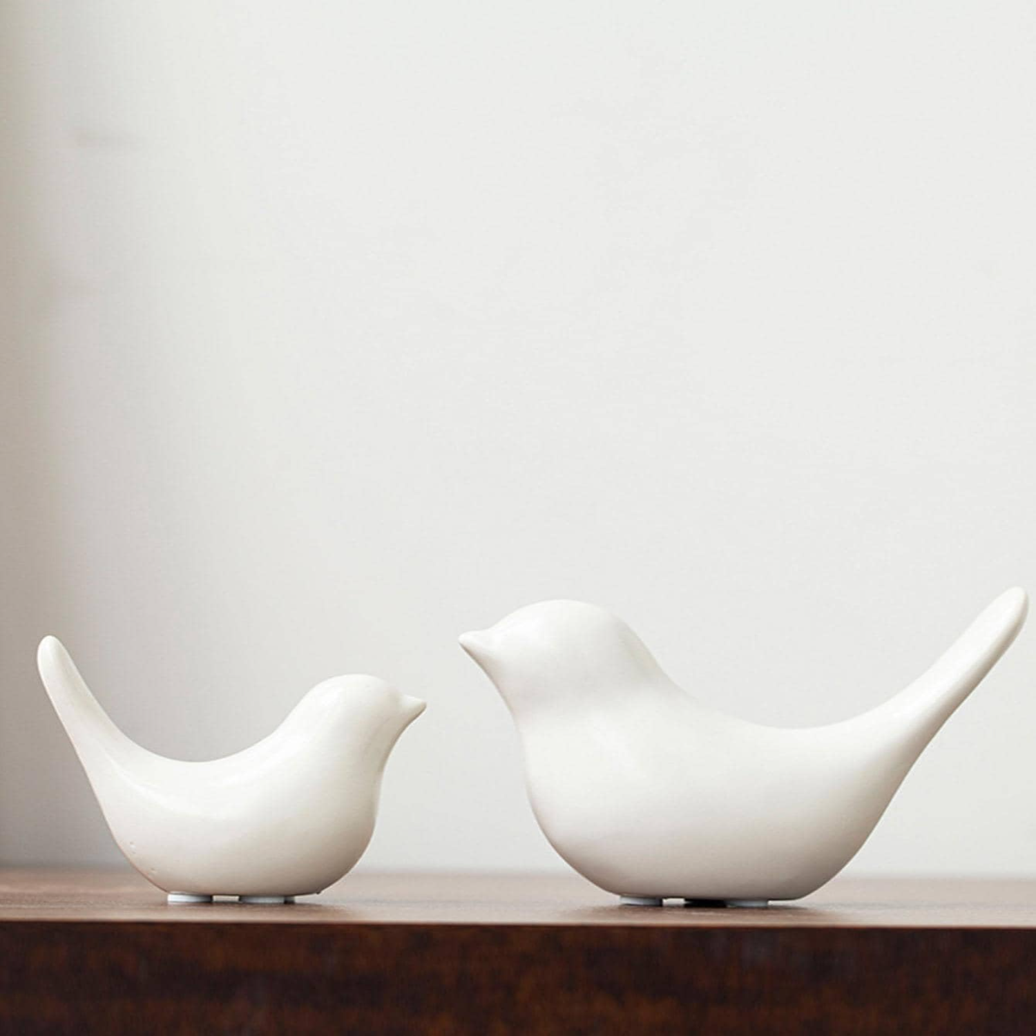 Набор декоративных фигурок из керамики "Северные голуби" - Белые птицы для оформления интерьера, фэн-шуй и акцентов в доме, состоящий из пары больших и маленьких керамических птиц, всего четыре штуки, материал керамика, цвет белый