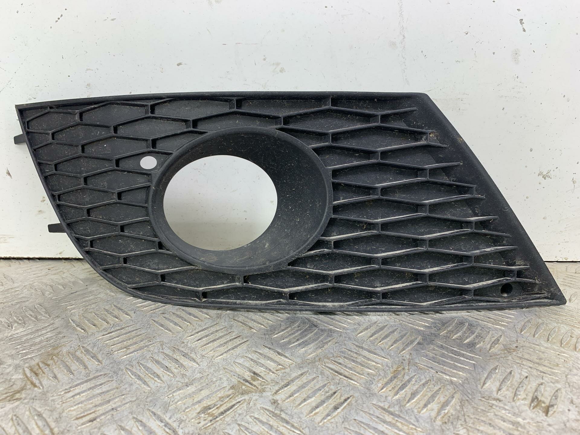 Рамка фары противотуманной правая SEAT Altea рест. 5P 2012 5P9853666A