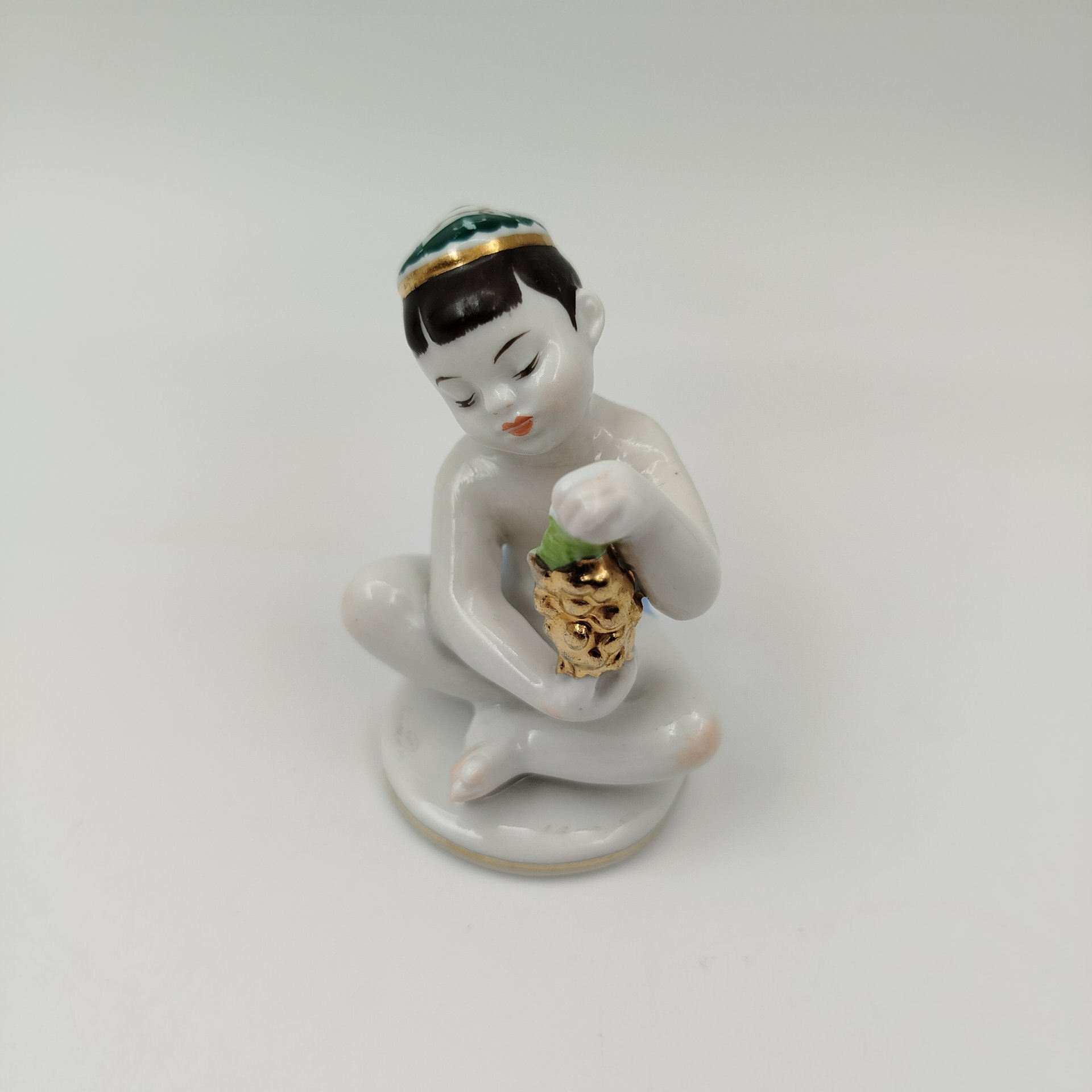 Статуэтка "Мальчик с виноградом" из серии "Счастливое детство"