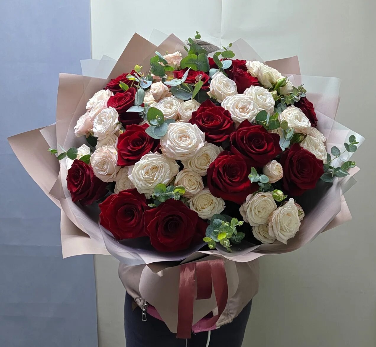 Букет из эвкалипта, кустовой пионовидной розы, розы Эквадор