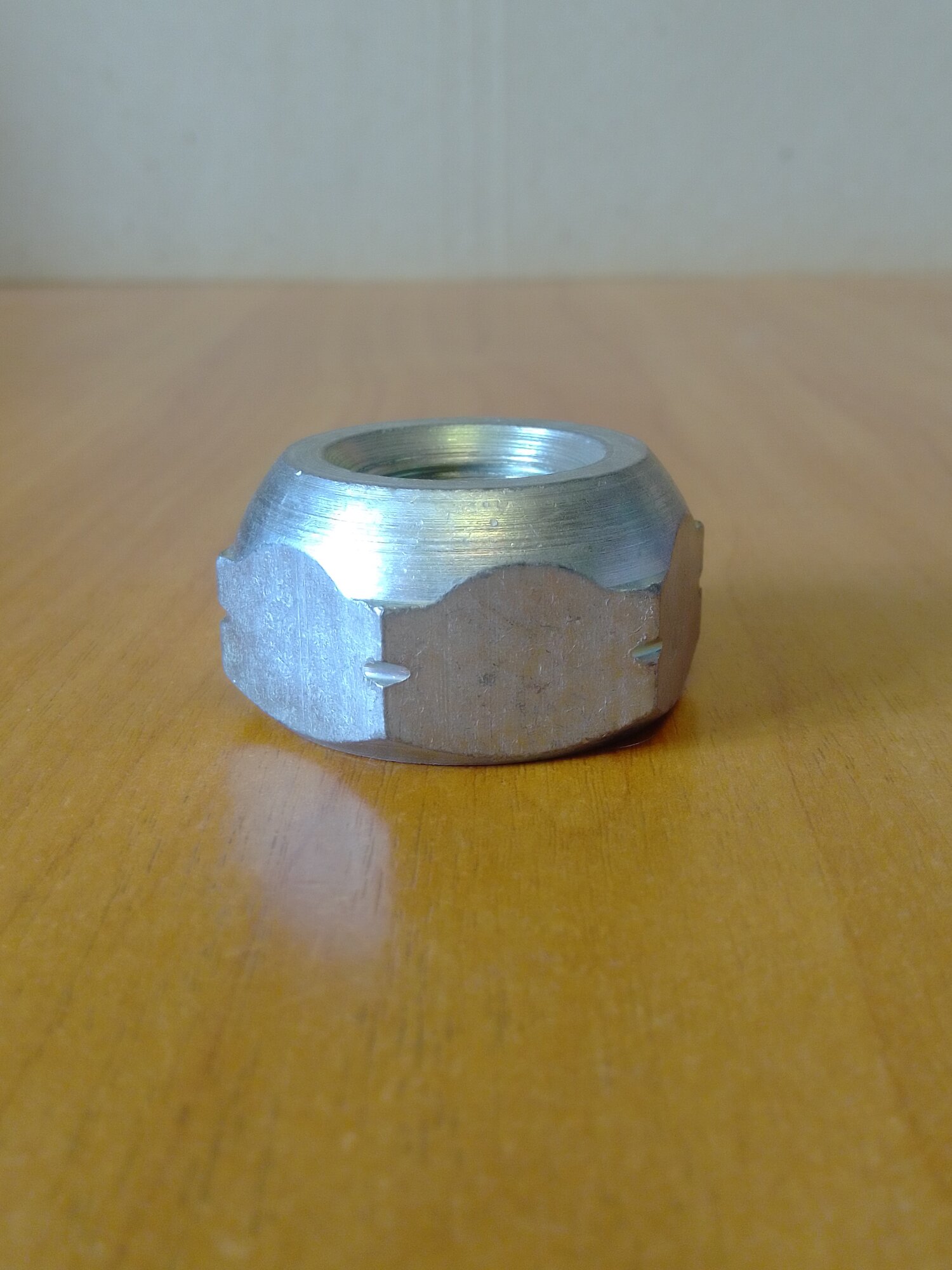 Гайка колеса М20х1.5 для автомобилей ЗИЛ-130, ГАЗ-53, ГАЗ-3307, урал передняя левая резьба . Красная Этна