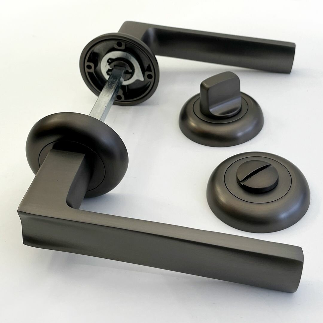 Комплект дверных ручек BOXY графит (круглая розетка) с сантехническим фиксатором WC Q6 с ответной частью, графит (круглая розетка)