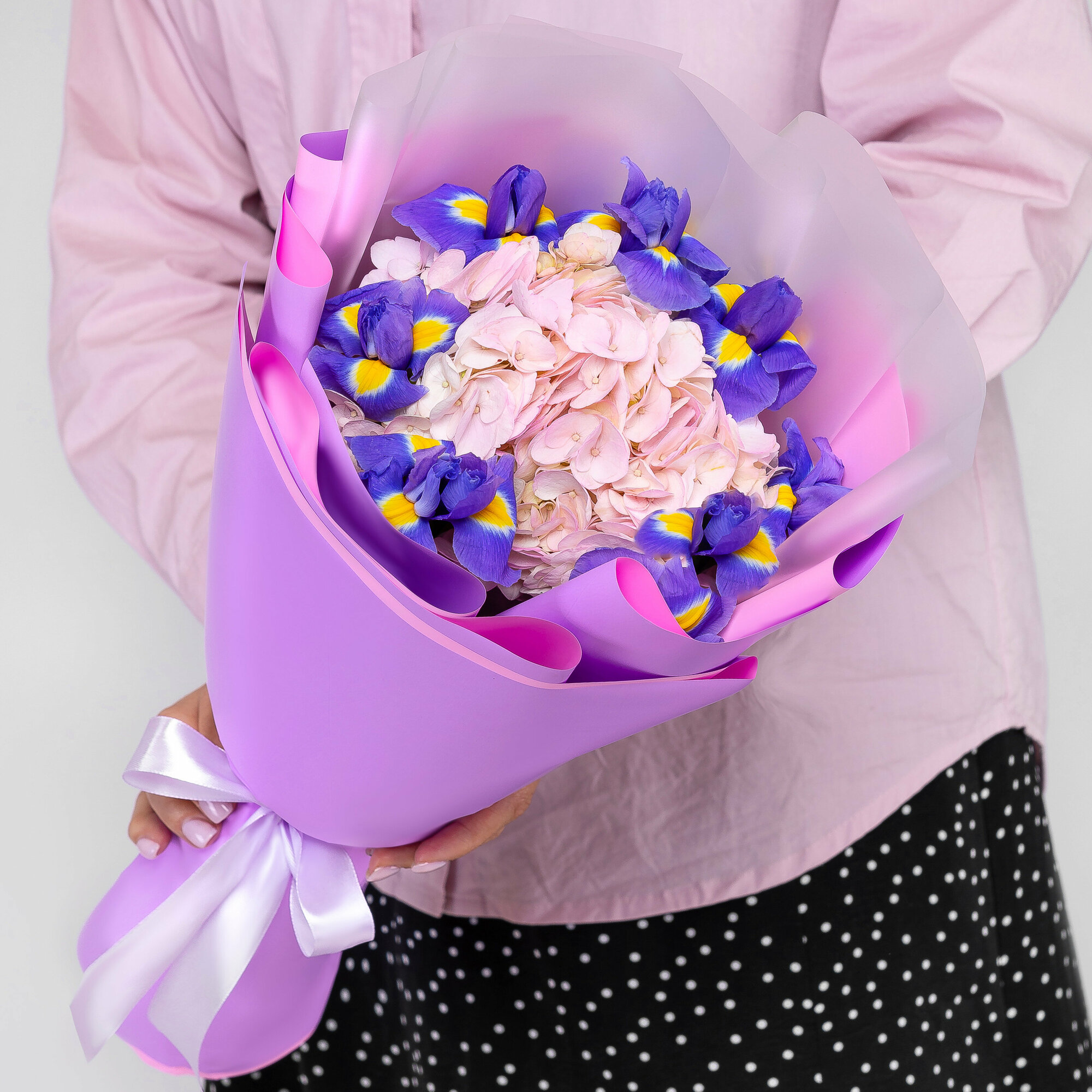 Дуо-букет Мегацвет24 "Розовая гортензия и синие ирисы", 40 см, дизайнерская упаковка