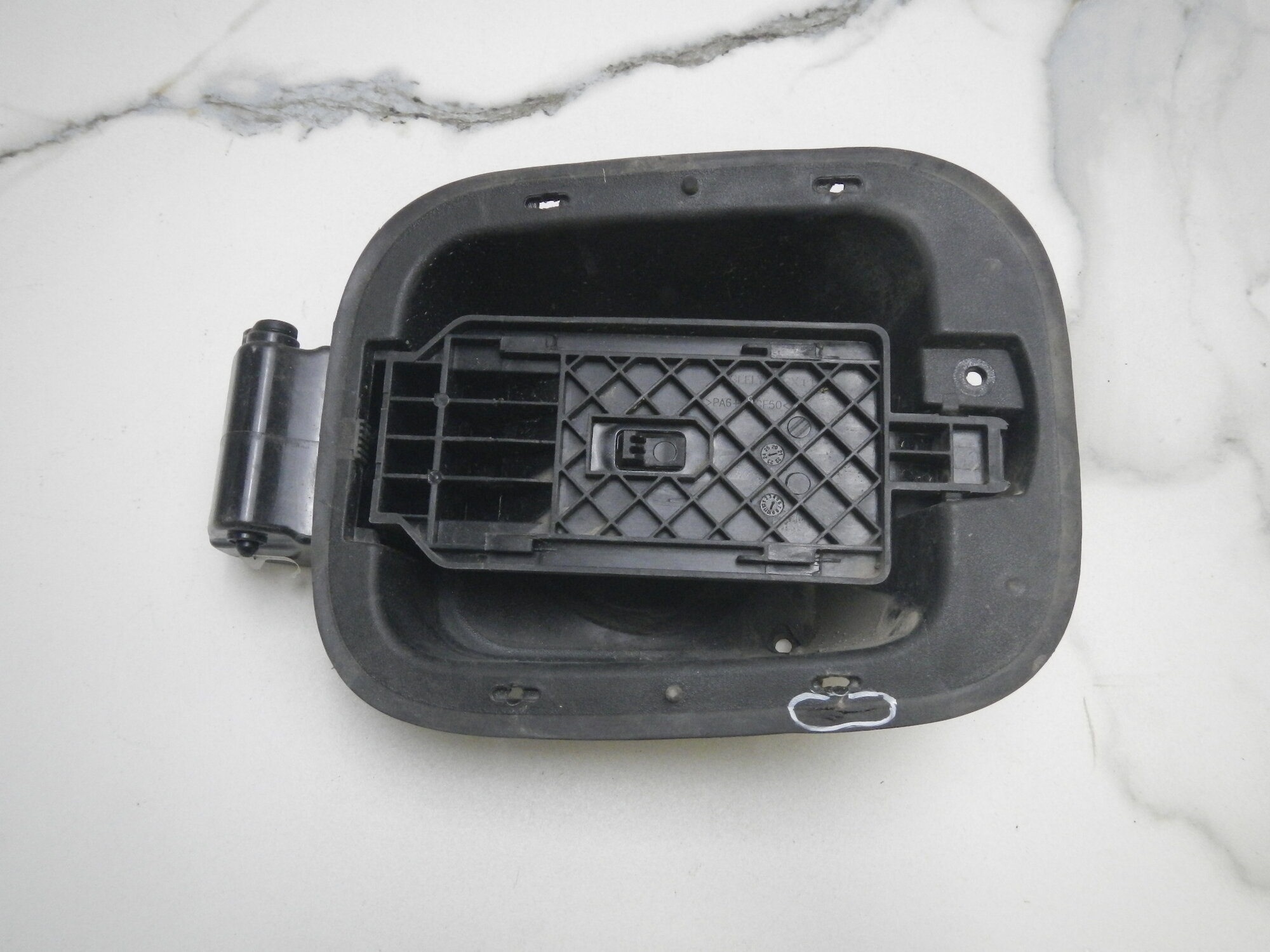 Б/У Ниша лючка бензобака, Geely (Джили)-COOLRAY (20-) GEELY COOLRAY (20-) Отколот кусок, сломаны 2 крепления, трещина на...