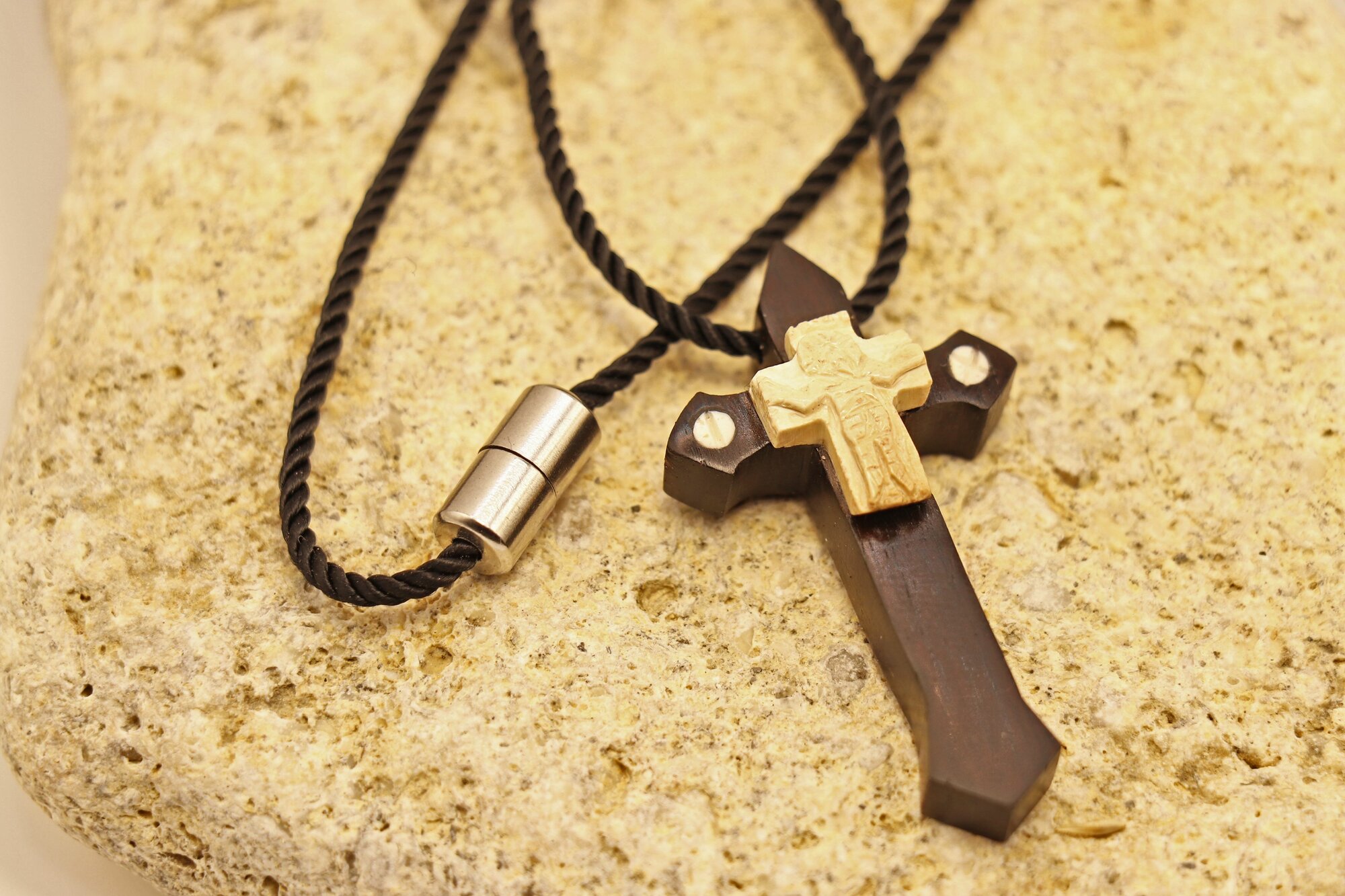Крест из Гренадила со вставками бивня мамонта, натуральной кости