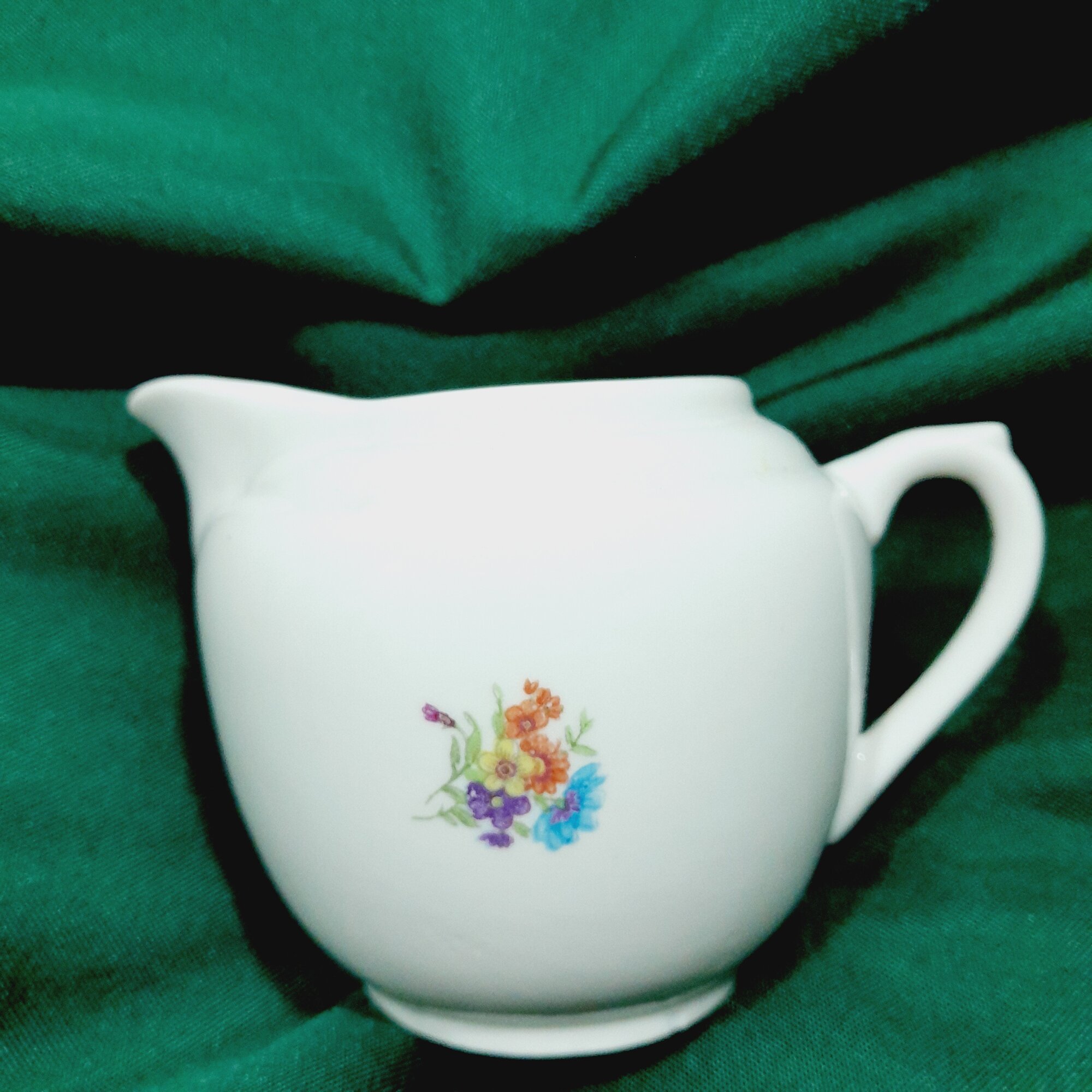 Вербилки. Антикварный сливочник-молочник с деколью цветы. Фарфор СССР, 1970-е.