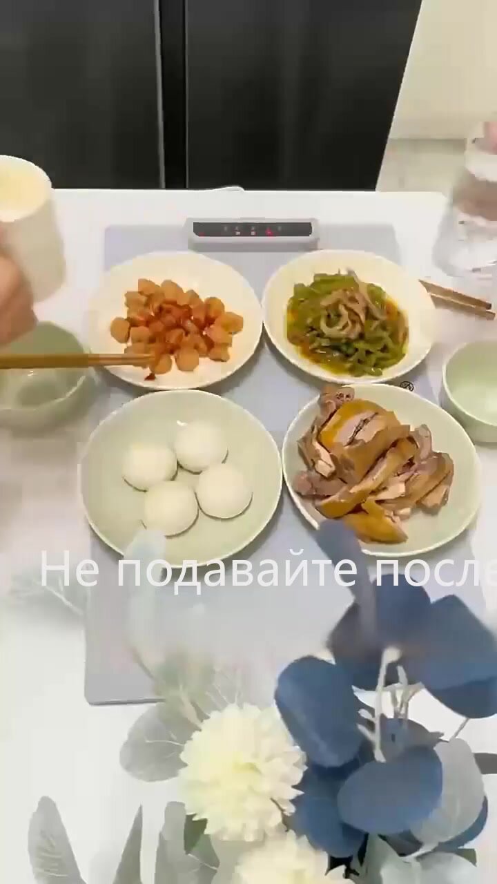 Домашний стол, квадратные блюда, теплые блюда можно сложить.