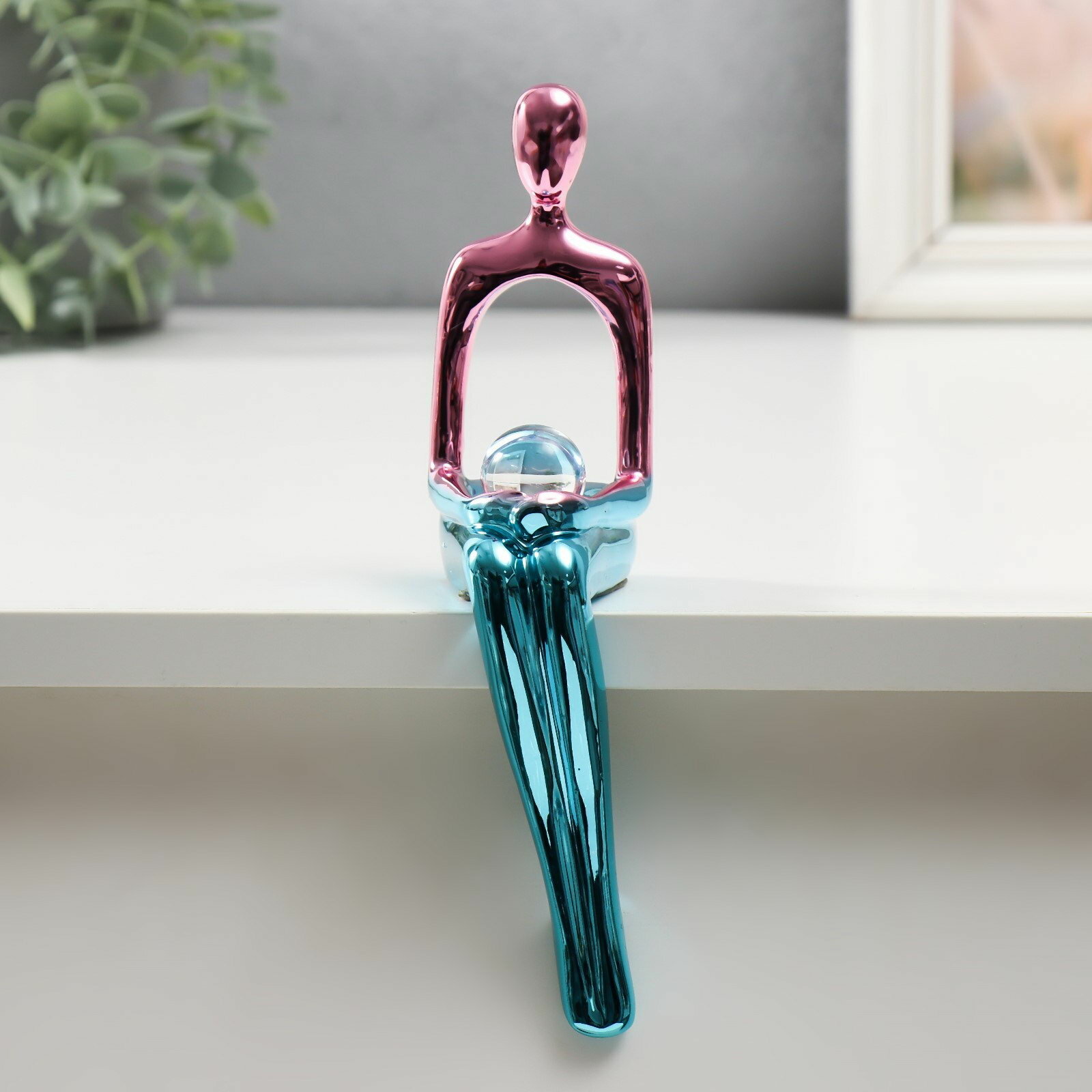 Фигурка настольная полистоун "Человек с шаром", на полку, розово-голубой, 5.6x9x23 см